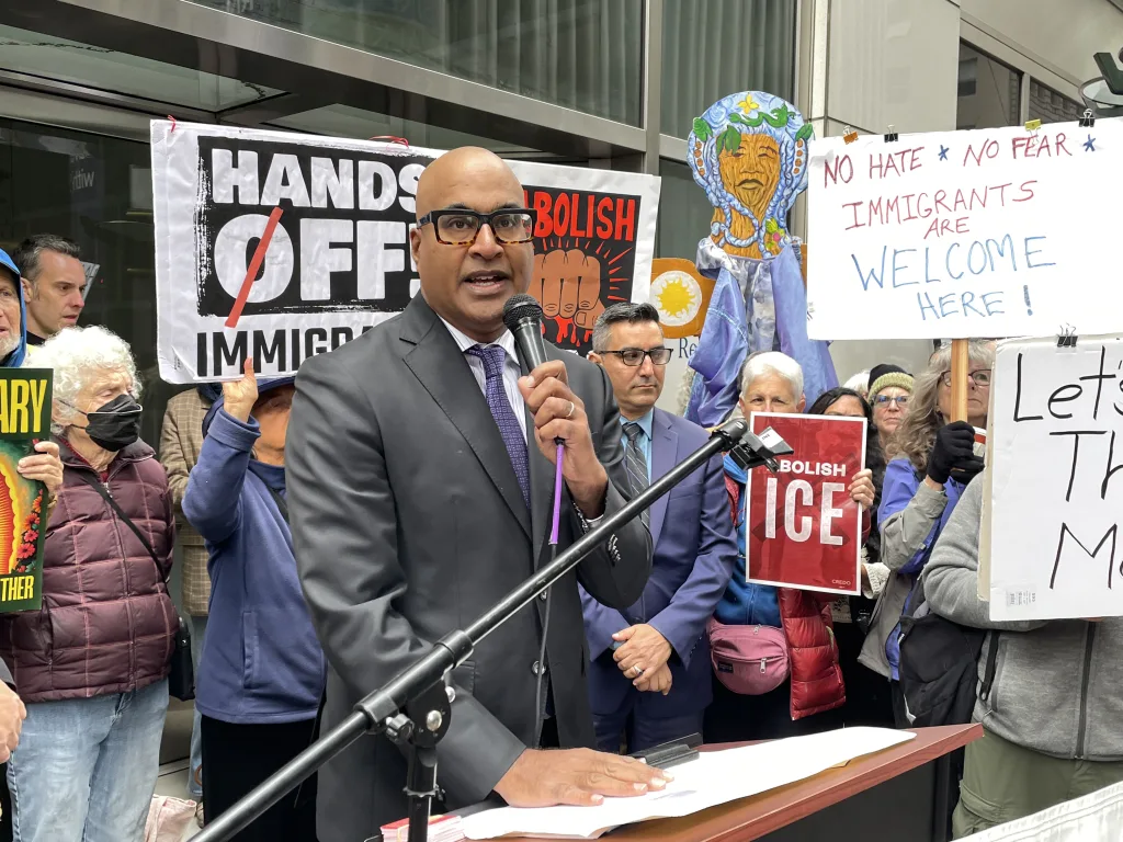 Demonstrators Decry ICE's 'Legalized Abductions' at Immigration Court ...